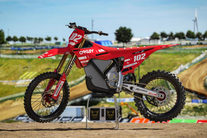 Stark Varg Mx Graphics Kit - Split Red – OMXGraphics